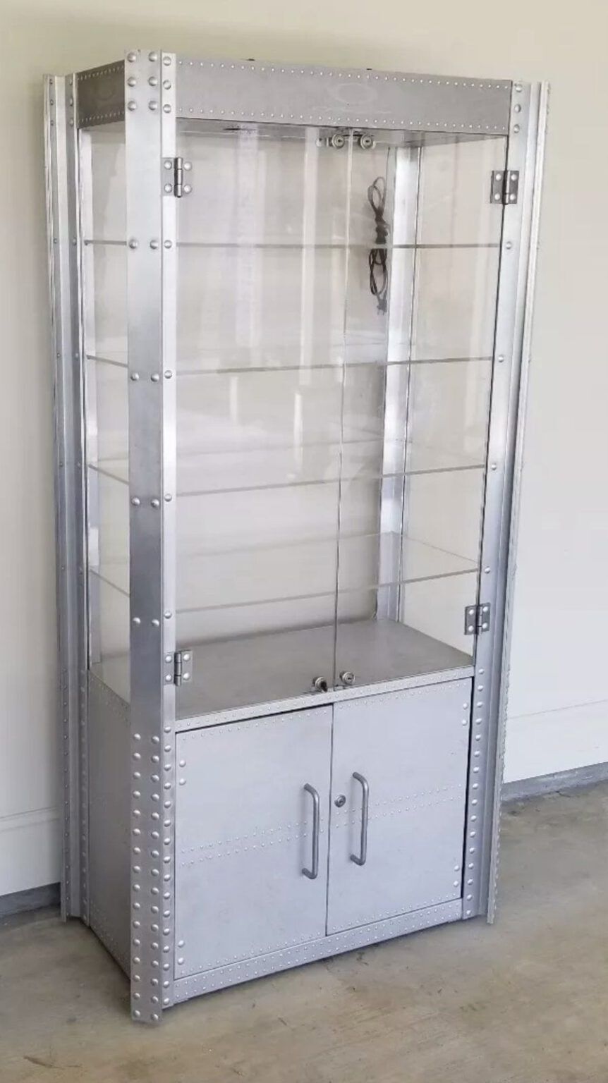 5 Places to Find Oakley Display Cases [And Buy Them]